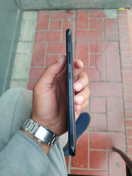 Igrovoy telefon sotiladi. Продается игровой телефон.