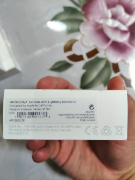 продам оригинальные коробки от EarPods Lightning (43 шт.)