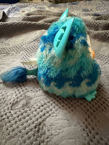 Продается детская игрушка Furby голубого волнистого цвета