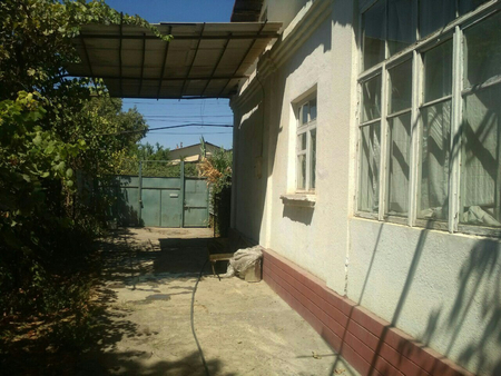 Продаётся участок 6 соток с домом  из 4 комнат.Ориентир ТашГАУ, ОВИР.