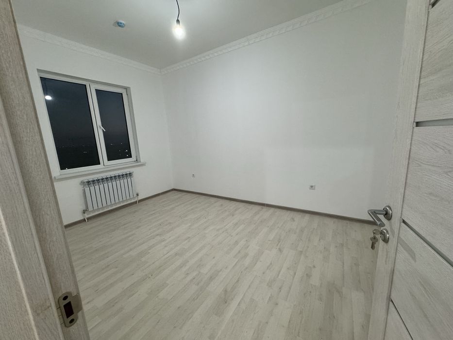 Yangihayot tuman Xushnud mahallasida 3 xonali yangi kvartira sotiladi.