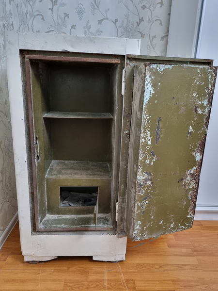 Срочно продаётся Сейф металлический советский  130×65×50
