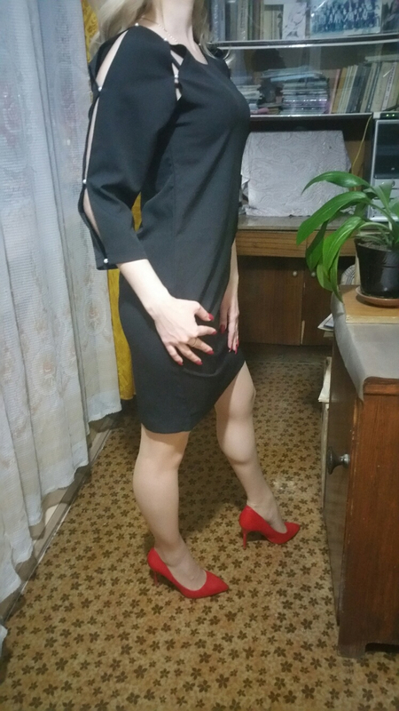 Срочно продам чёрное платье с вырезами на рукавах!