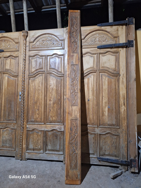 Darvoza Sotiladi Yongoqdan yasalgan boyii 2.80 eni 3mtr qalinligi 6sm