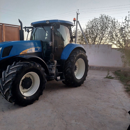 Трактор New Holland T7060