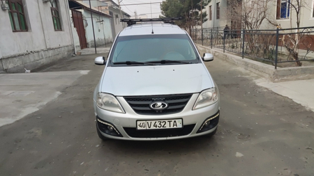 Lada largus avtomobil