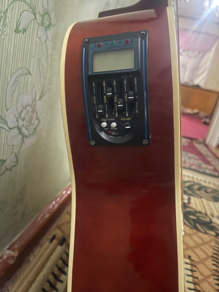 Ajoyib gitara sotiladi