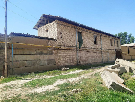 Uy sotiladi abduraxmonovda 8 sotok+2 sotok zaxvat  6 xona 2 etajli 2 t