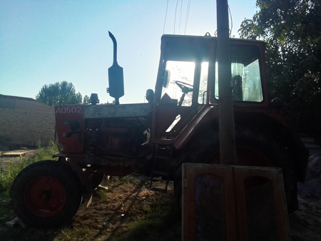 Yuz traktor sotiladi