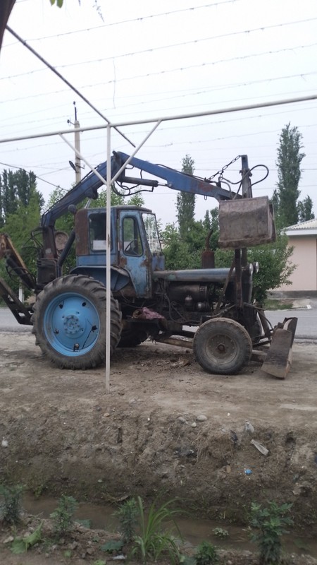 Traktor be hijolat ishlab turgan narsa