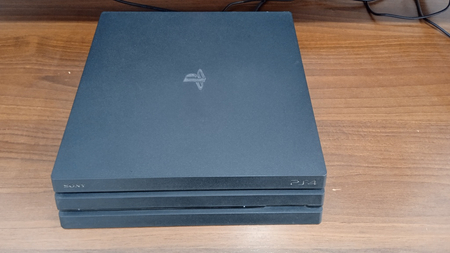 Ps4 komplekt sotiladi