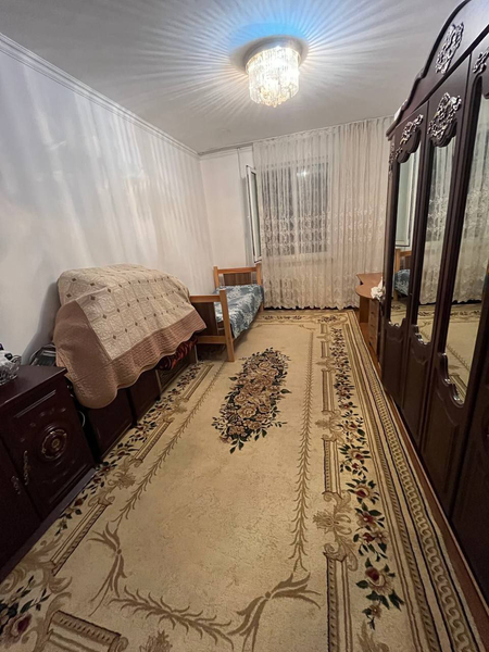 Срочно Продаётся 3 комнатная квартира балкон 1.5х3 массив Феруза