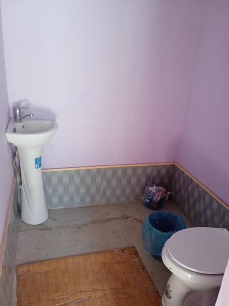 Vagzal xududida joylashgan xovli sotladi 3 xona  10 maktab orqasi