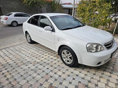 Lasetti 1.8  srochna sotiladi