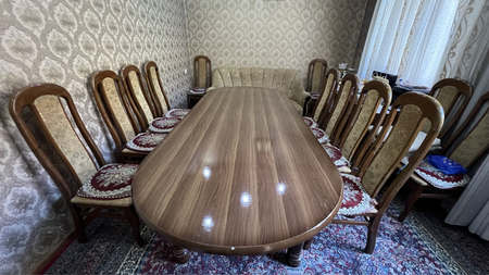Продаётся стол с 12 стулями. Stol sotiladi 12 stuli bn.