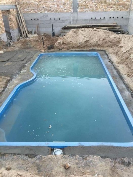Бассейн и водопад.