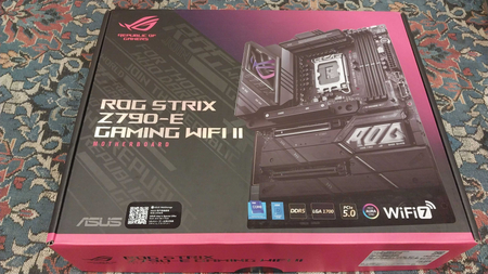 Новый, запечатанный процессор 13-го поколения Core i7 13700 с кулером.