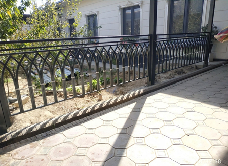 Eshik darvoza reshotka panjara naves perila na zakaz