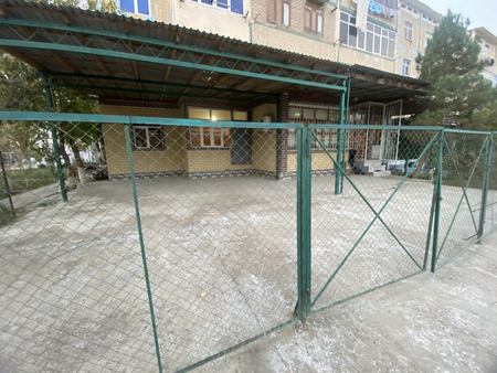 Продаётся  4 комнатная квартира  1 вом этаже с большим  огородом.