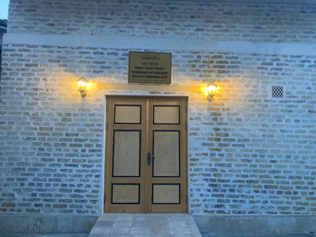 Гостиница мехмонхона эски шахар центрга Арк Минор олдида жойлашган