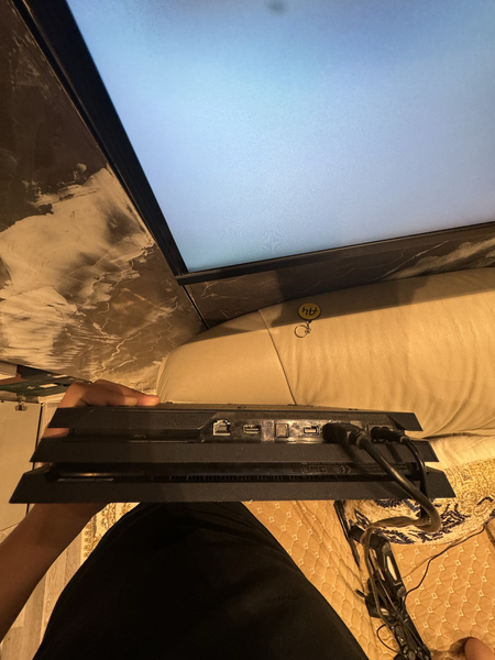 Ps4 pro 1TB 2 джойстика с 2 играми