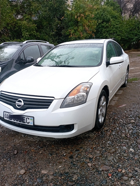 Nissan Altima 2.5L.  10.000$