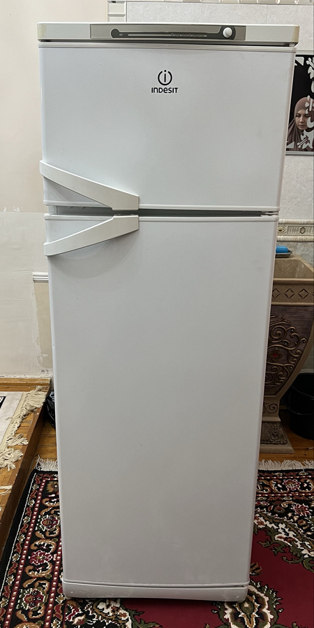 Продам Холодильник Indesit