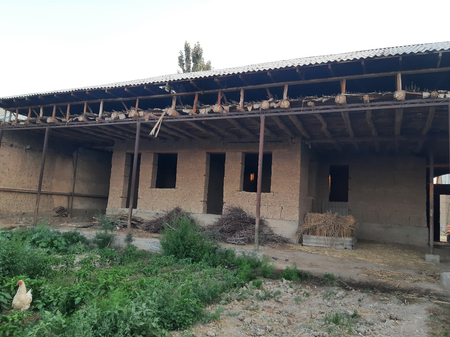 Toshkent viloyati Bekabod tumani,2 savxoz uy,hovli sotiladi 13 sotix