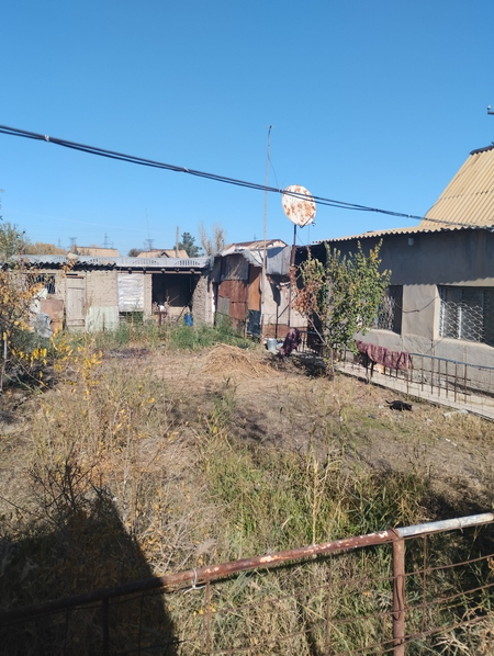 Продается дача на грессе 5сотак.Дом 4 комнаты.Есть баня и пристройки