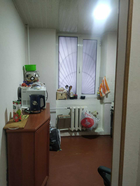 Стулья и стол б/у, комод.
