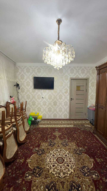 Тинчликда ажойиб 2-3 килинган квартира 4-каватда,4 каватли уй.Кирпич.
