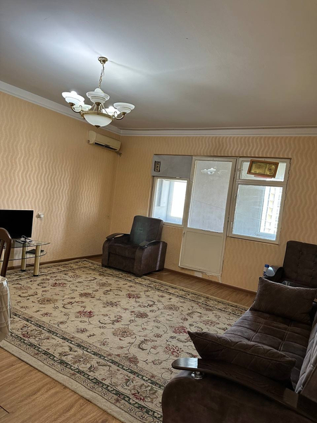 Продаём трехкомнатую в центре. Дархан