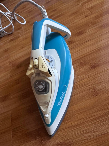 Утюг………..tefal..