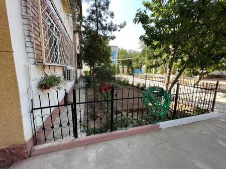 Квартира в кирпичном доме. В хорошем районе рядом метро Машиносозлар