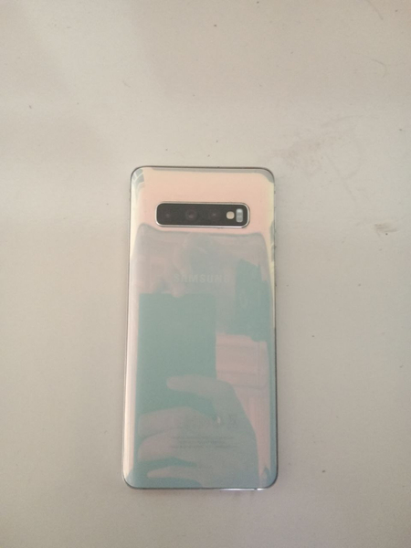 Samsung S10 xotira 8/128 batareyasi 1 kanga yetadi