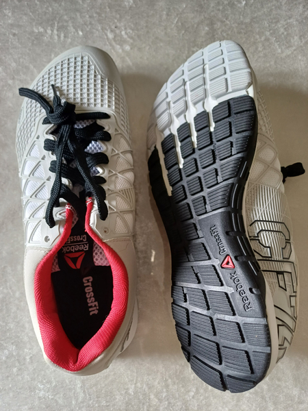 Продаются новые кроссовки Reebok Crossfit. Размер 42. Белого цвета.