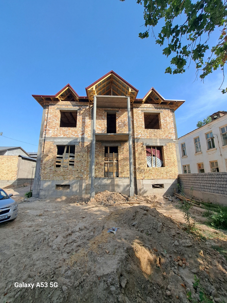 Uy sotiladi 5 sotix podval 1.2 etaj, elektikasi qilingan gaz svet suv