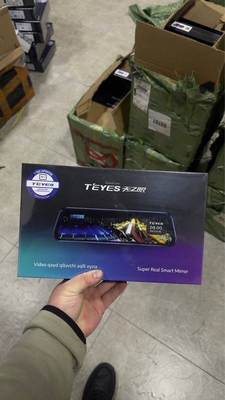Teyes registrator zerkalo с годовой гарантией