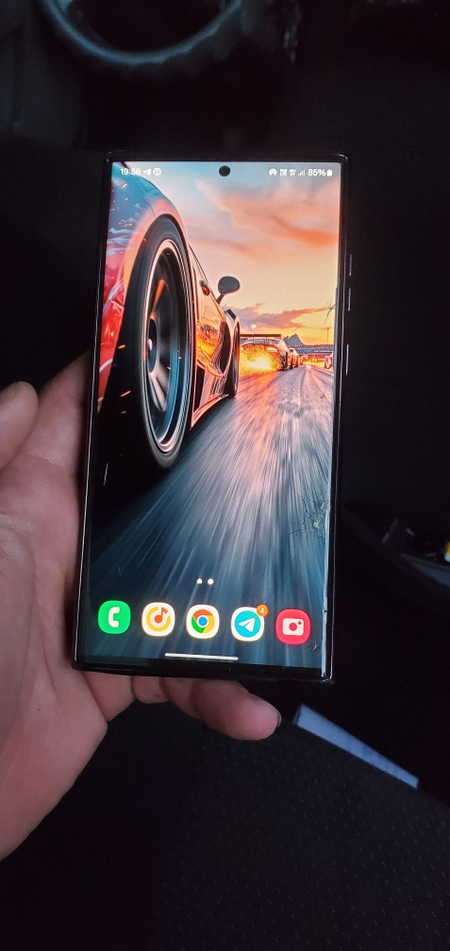 Продам новый galaxy s23 ultra. Треснул экран.