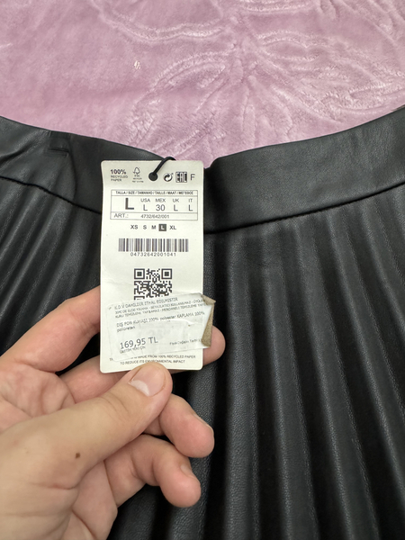 Кожаная юбка от Stradivarius.