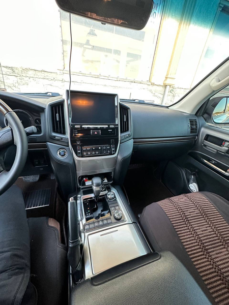 Tayota land cruiser 200