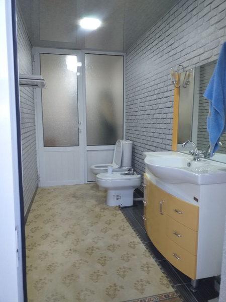 Uy sotiladi 1 mavzeda 50 % jixozlar qoladi