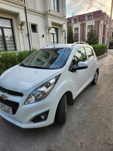 Chevrolet Спарк белый