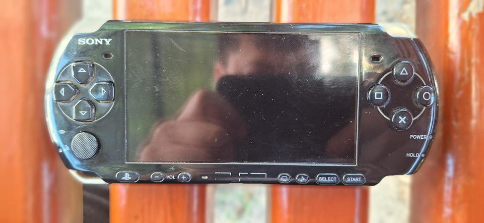PSP 3008  4GB fleshkasi bilan sotiladi