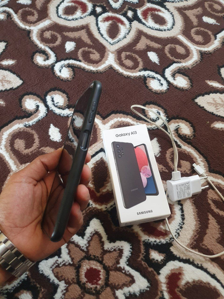 Telefon sotiladi 
Markasi SAMSUNG A13 
xotirasi 128 talik 
Xolati id