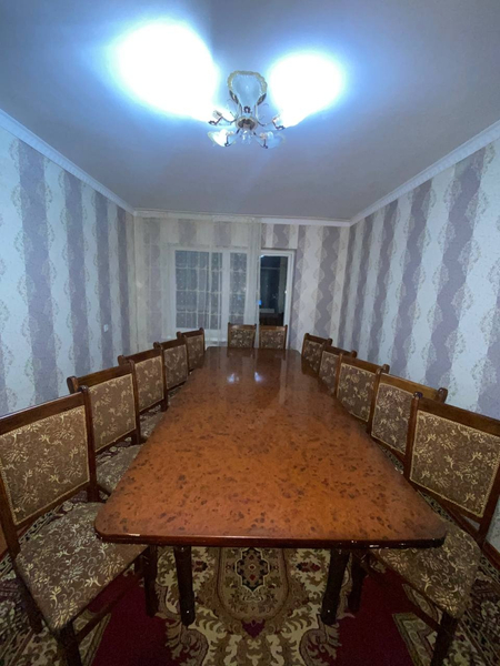 Стол и стуля в хорошем состоянии.