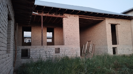 Hovli sotiladi .