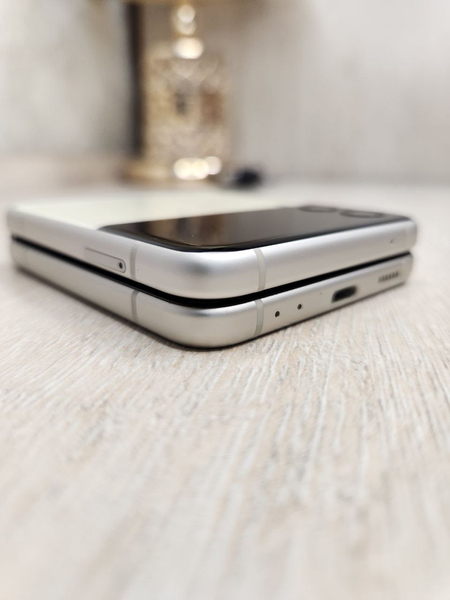 Samsung galaxy z flip 3 8/256gb holati ideal