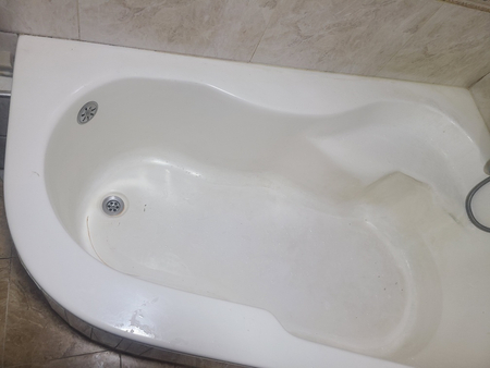 Vanna va rakavenalardagi tiqilib qolgan musorlarni tozalash
