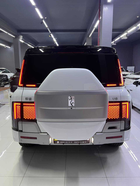 BYD Yangwang U8 Hybrid 2024